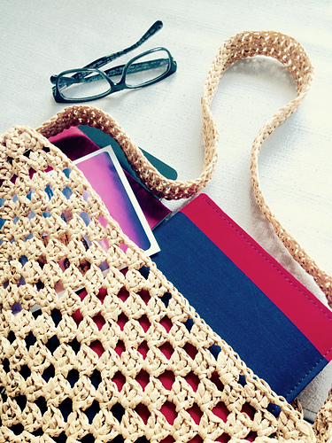 Ravelry: Granny Square Raffia Bag pattern by Fluffy Stitches