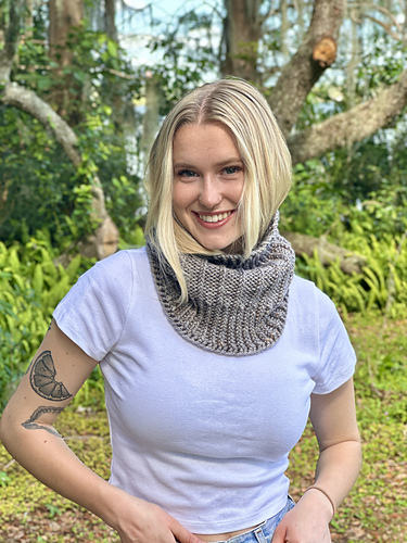 Ravelry: Totally Bodacious Cowl pattern by Laura Dobratz