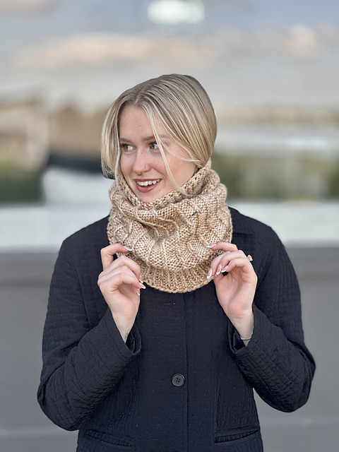 Ravelry: Totally Bodacious Cowl pattern by Laura Dobratz