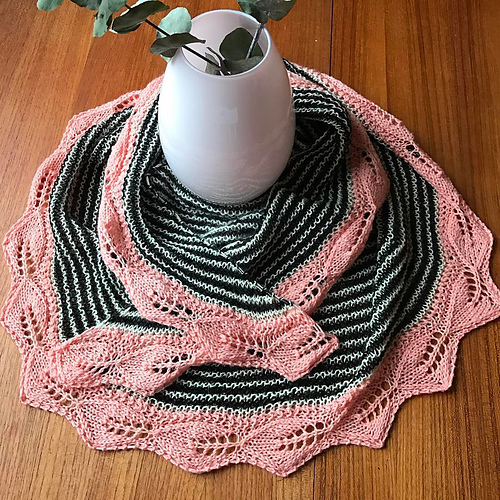 Ravelry: Løvlisjal / Lovely Leaf Shawl pattern by Strikkelisa