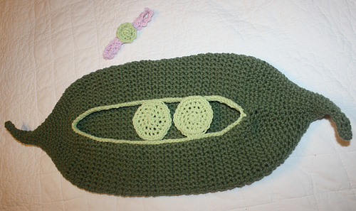 Ravelry: Newborn Pod with added Pea's pattern by Kamekazi Knitter (ginger)