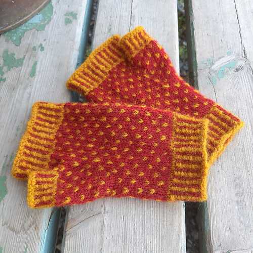 Ravelry: Ulla halvvantar // Ulla fingerless mitts pattern by Linda Lötberg