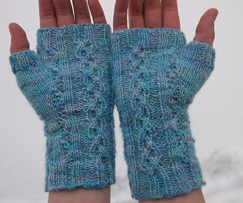 Ravelry: Wriggle Mitts pattern by Becky Greene