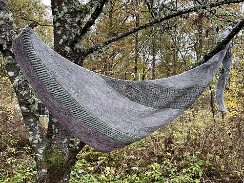 Ravelry: Klaskus shawl pattern by Stella Egidi