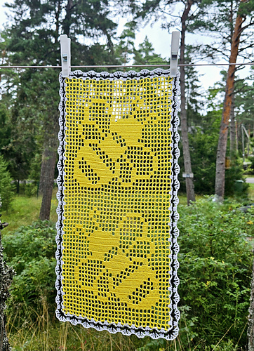 Ravelry: Bee Table Runner pattern by Raine Eimre