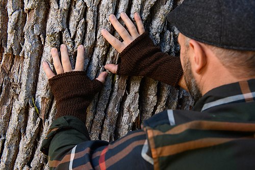 Ravelry: Outlander Dougal Fingerless Gloves pattern by Louise Bollanos
