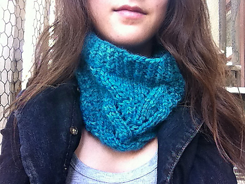 Ravelry: Airy Alpaca Cowl pattern by Hannah Nelson