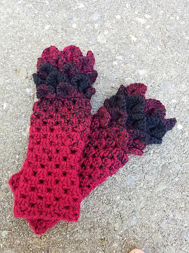 Ravelry: Fingerless Dragon Scale GLoves pattern by Hannah Stuck