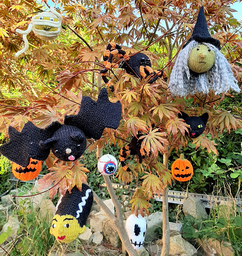 Ravelry: Tarantula Spider Baubles pattern by Hazel Daley