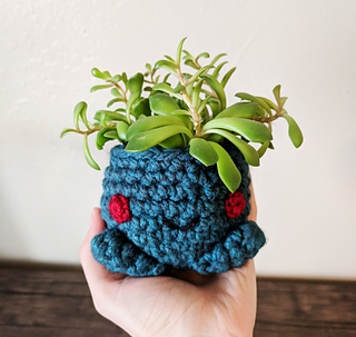 Ravelry: Tiny oddish pokemon planter pattern by Hello Happy