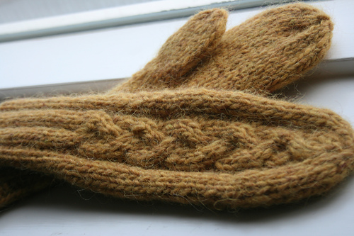 Ravelry: Lopi braided hat and mittens pattern by Halldora J