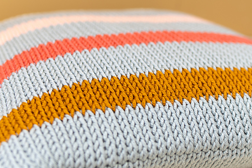 Ravelry: Striped Pillow pattern by Hobbydingen