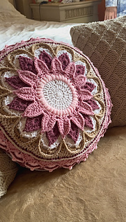 Ravelry: Helia Sunflower Cushion pattern by Inas Fadil Basymeleh