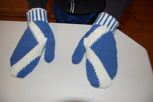 Ravelry: Saltire Mitts pattern by Suzanne Stallard