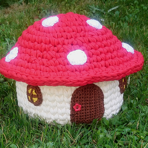 Ravelry: Toadstool Basket Fairy House pattern by Janferie MacKintosh