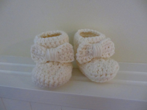 Ravelry: Bow Baby Booties pattern by Jenna Watson