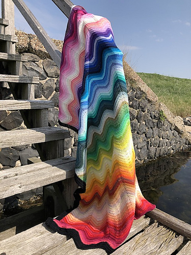 Ravelry: Wacky Wave Blanket pattern by Jellina Verhoeff