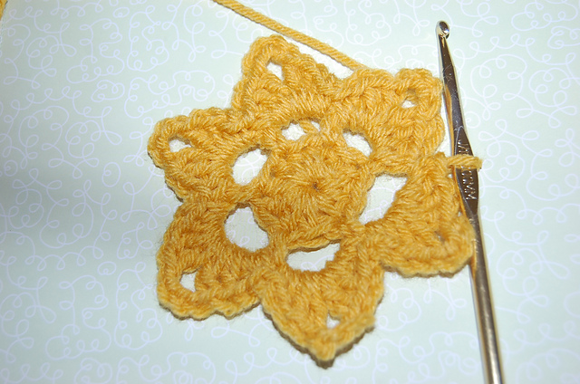 Ravelry: Beginner's Flower/ 6-Point Star pattern by Jayna Grassel