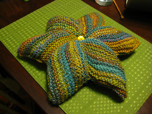 Ravelry: Sternkissen /star cushion pattern by Annette Maass