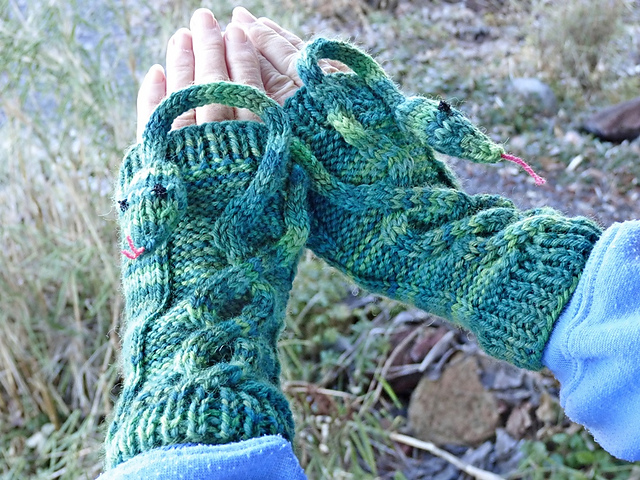 Ravelry: joansgarden's Hissy Fitt Mitts