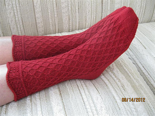 Ravelry: FISHNET CABLE SOCK pattern by Leslie Verts