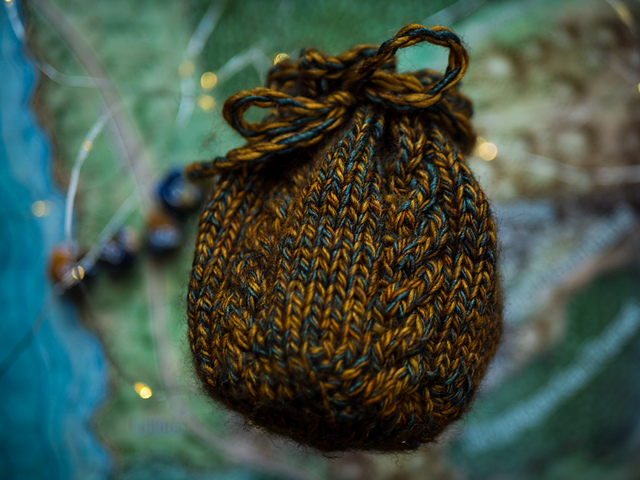 Ravelry: Fuggle's Critmas Dice/Treasure Bag pattern by Katt Weaver