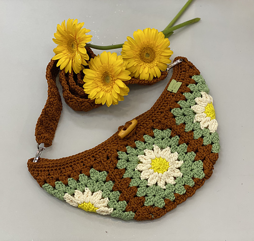 Ravelry: Gerbera Bum Bag pattern by Trang Le