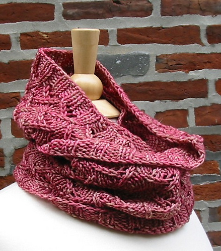 Ravelry: Whipsaw Cowl pattern by Erika Flory