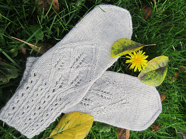 Ravelry: Mittens with Leaves pattern by Rahymah