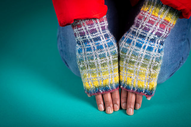 Ravelry: Gradient Mesh Gauntlets pattern by Claudia Fiocchetti