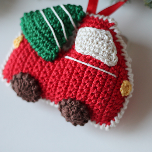 Ravelry: Red car with Christmas tree pattern by Vira Velmozhna