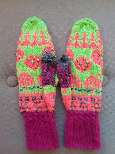 Ravelry: Spooky Park Mitts mystery KAL pattern by Hanna Kyttä