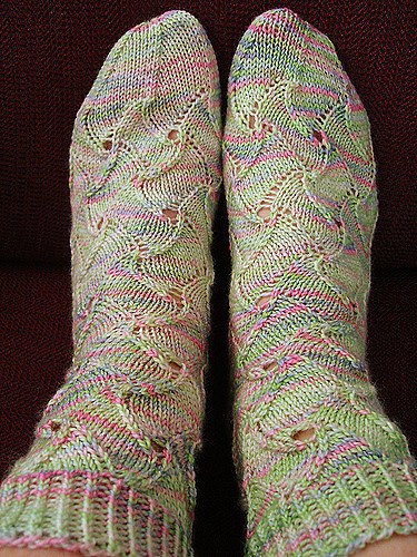 Ravelry: Lainesukat / Wavy socks pattern by Lotta Breyer