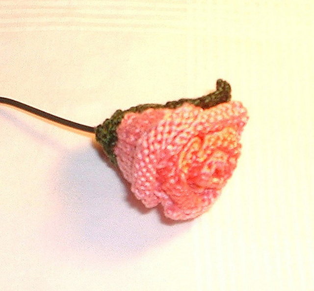 Ravelry: Knitted Rose pattern by Lesley Arnold-Hopkins