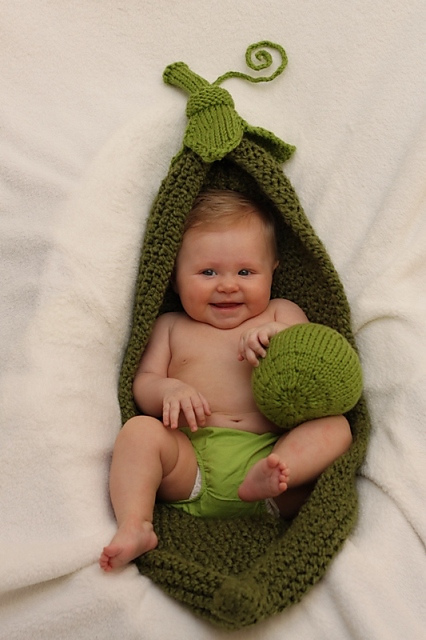 Ravelry: Pea Pod Photo Prop for Newborns pattern by Angie Hartley