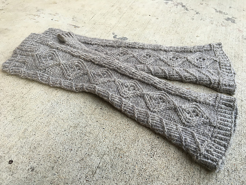 Ravelry: Eowyn's Riding Gauntlets pattern by Susan Pandorf