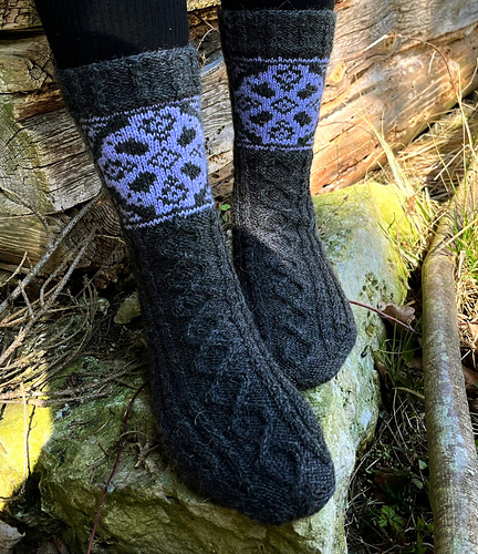 Ravelry: Celtic Cross / Cros Cheilteach Socks pattern by Anna Mäkilä