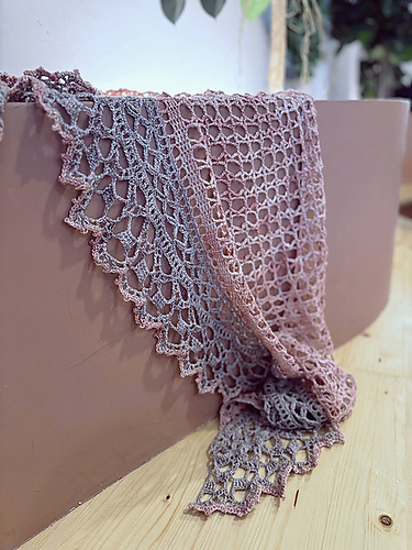 Ravelry: Mormor Rose Shawl pattern by Miss Nal