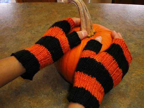 Ravelry: Michigan Mitts pattern by Sarah Lady