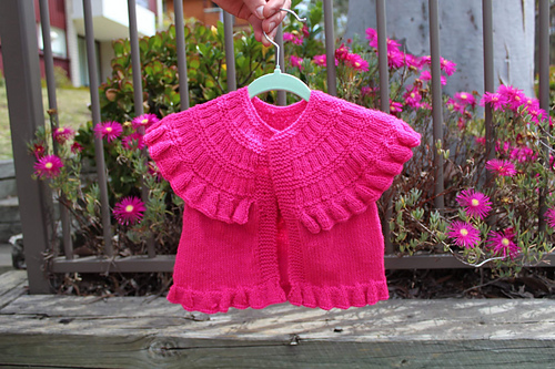 Ravelry: Ruffle Baby Vest pattern by Kamgarn