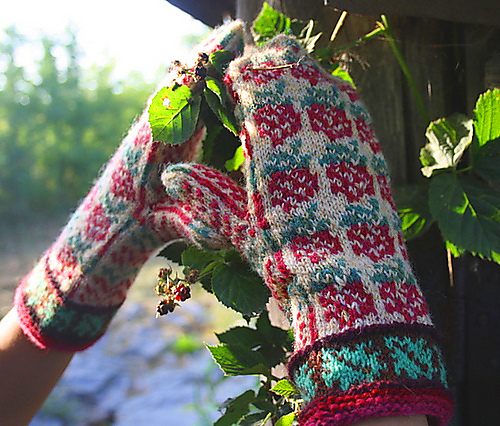 Ravelry: Raspberry Mittens pattern by Natalia Moreva