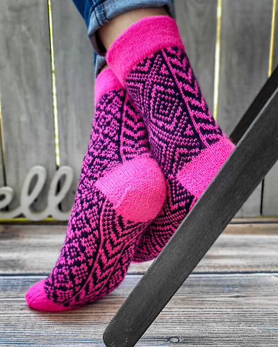 Ravelry: Square Me Up Socks pattern by Karolina Adamczyk