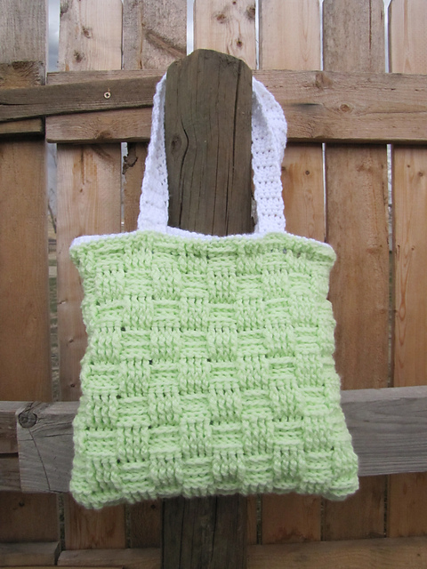 Ravelry: Basket Weave Tote pattern by Laura Whisler