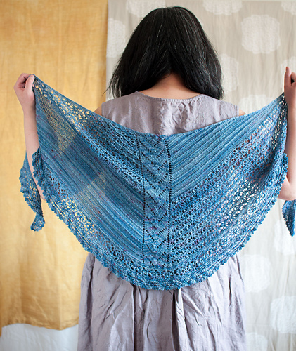 Ravelry: Bienvenido Shawl pattern by Laura Chau