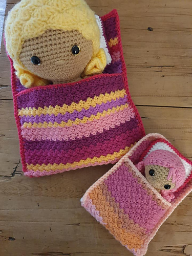 Ravelry: Weebee Dolls Sleeping Bag & Pillow pattern by Laura Tegg