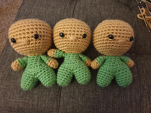 Ravelry: Wee Weebee Flower Dolls pattern by Laura Tegg