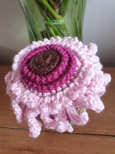 Ravelry: Wee Weebee Flower Dolls pattern by Laura Tegg