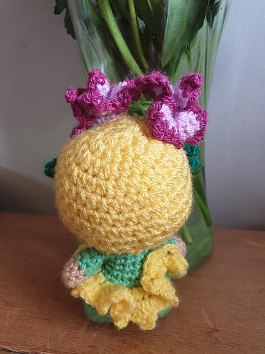 Ravelry: Wee Weebee Flower Dolls pattern by Laura Tegg