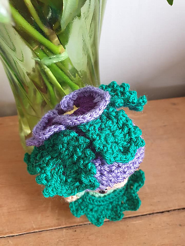 Ravelry: Wee Weebee Flower Dolls pattern by Laura Tegg