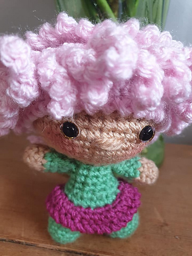 Ravelry: Wee Weebee Flower Dolls pattern by Laura Tegg